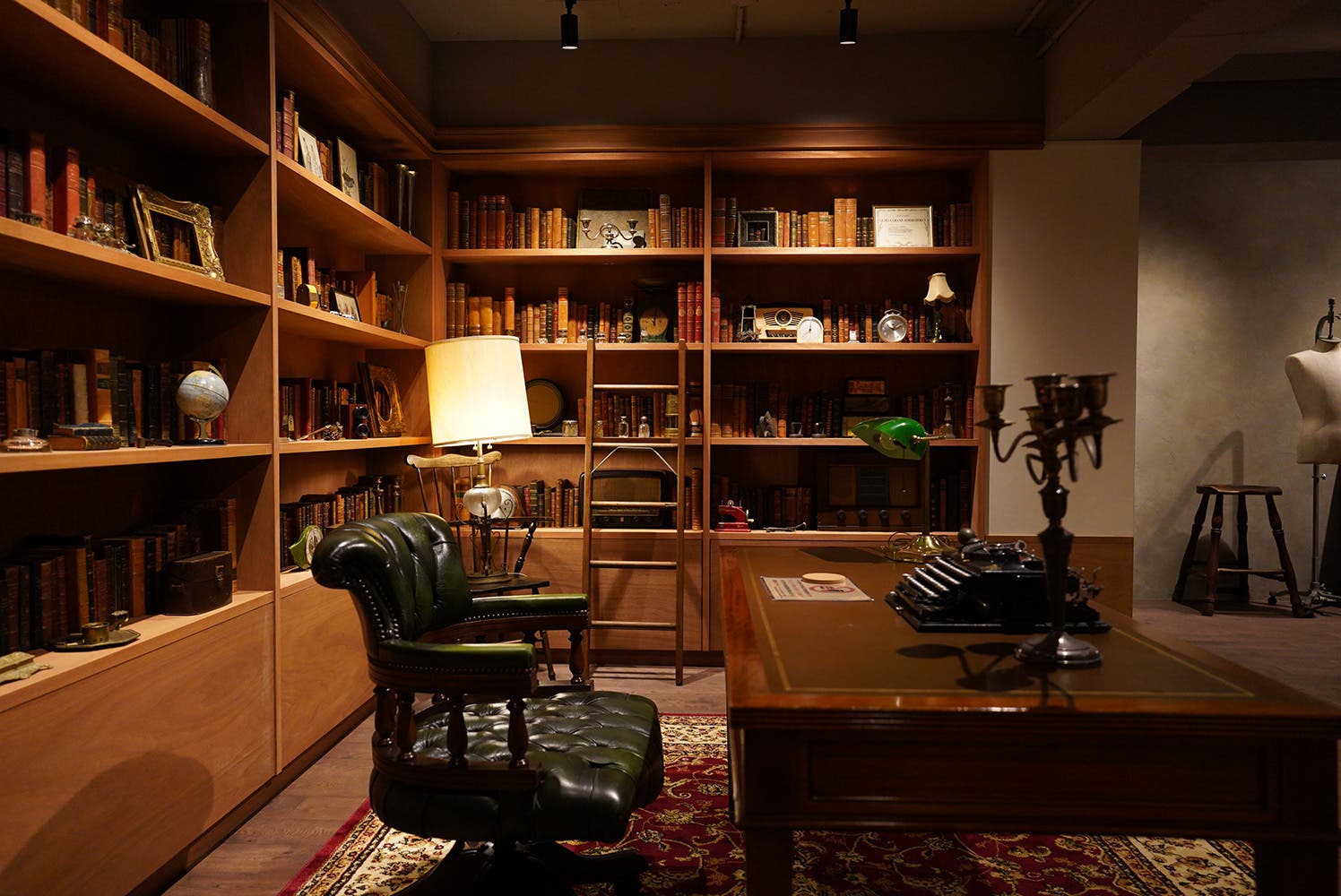 神谷町駅徒歩1分｜英国書斎・白壁・廃墟風グレー壁｜大量の洋書・本棚・家具・雑貨が豊富に揃うアンティーク撮影スタジオ｜自然光◎の写真10