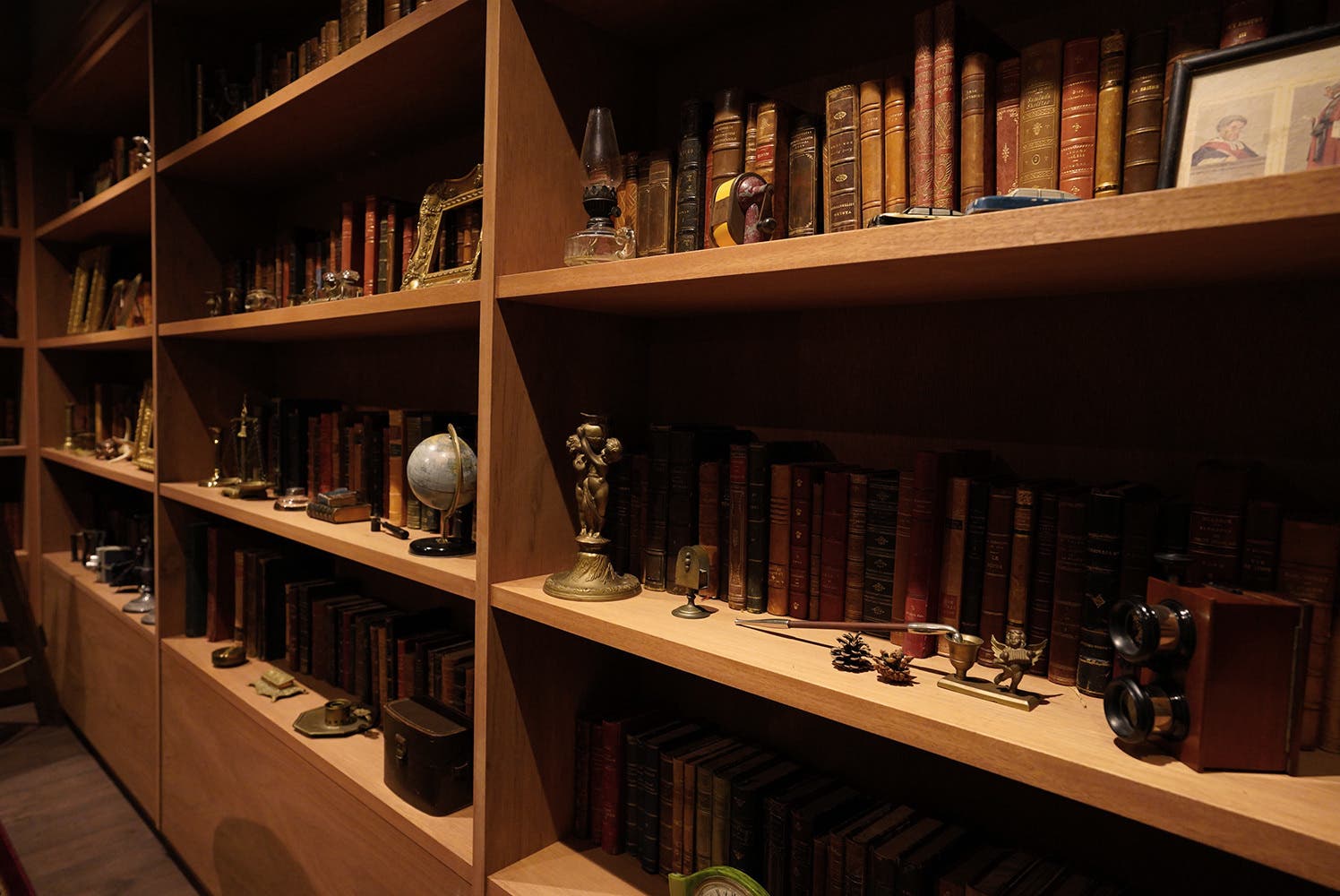 神谷町駅徒歩1分｜英国書斎・白壁・廃墟風グレー壁｜大量の洋書・本棚・家具・雑貨が豊富に揃うアンティーク撮影スタジオ｜自然光◎の写真11