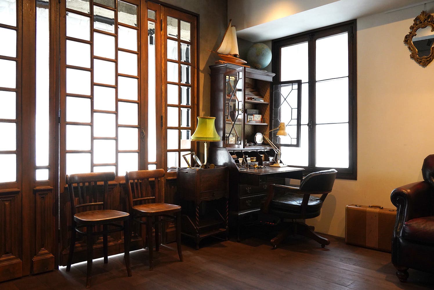 神谷町駅徒歩1分｜英国書斎・白壁・廃墟風グレー壁｜大量の洋書・本棚・家具・雑貨が豊富に揃うアンティーク撮影スタジオ｜自然光◎の写真12