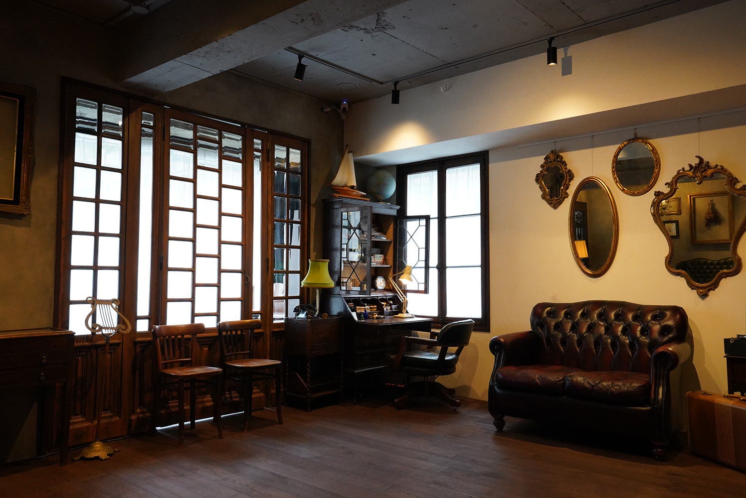 神谷町駅徒歩1分｜英国書斎・白壁・廃墟風グレー壁｜大量の洋書・本棚・家具・雑貨が豊富に揃うアンティーク撮影スタジオ｜自然光◎の写真14