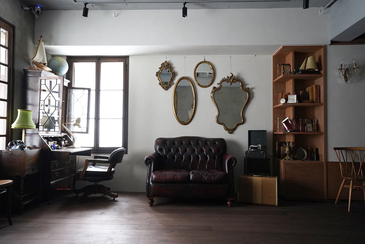 神谷町駅徒歩1分｜英国書斎・白壁・廃墟風グレー壁｜大量の洋書・本棚・家具・雑貨が豊富に揃うアンティーク撮影スタジオ｜自然光◎の写真13