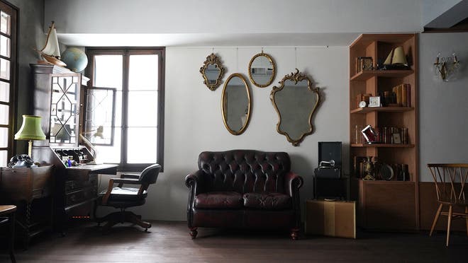 神谷町駅徒歩1分|英国書斎・白壁・廃墟風グレー壁|大量の洋書・本棚・家具・雑貨が豊富に揃うアンティーク撮影スタジオ|自然光◎の写真13