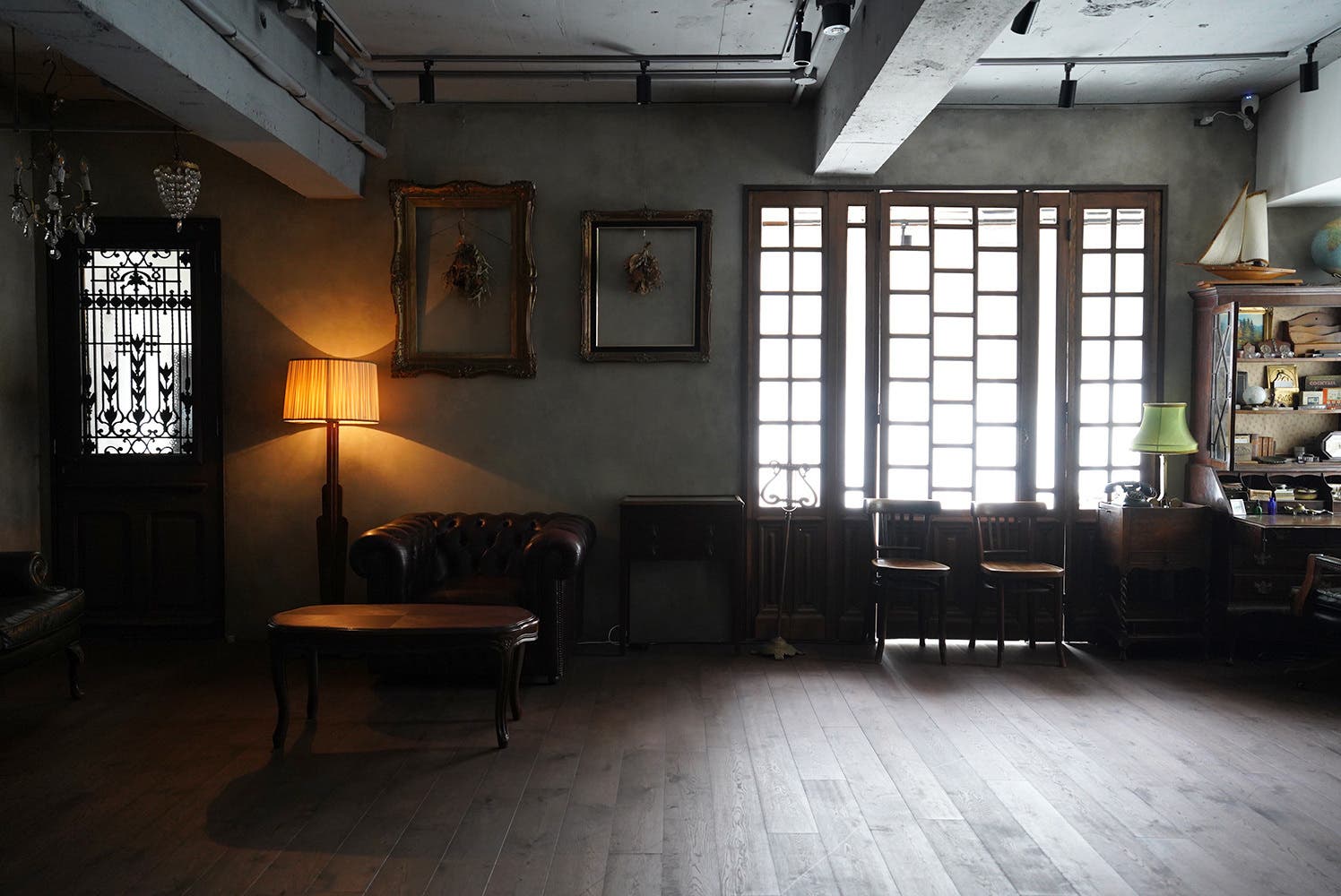 神谷町駅徒歩1分｜英国書斎・白壁・廃墟風グレー壁｜大量の洋書・本棚・家具・雑貨が豊富に揃うアンティーク撮影スタジオ｜自然光◎の写真24