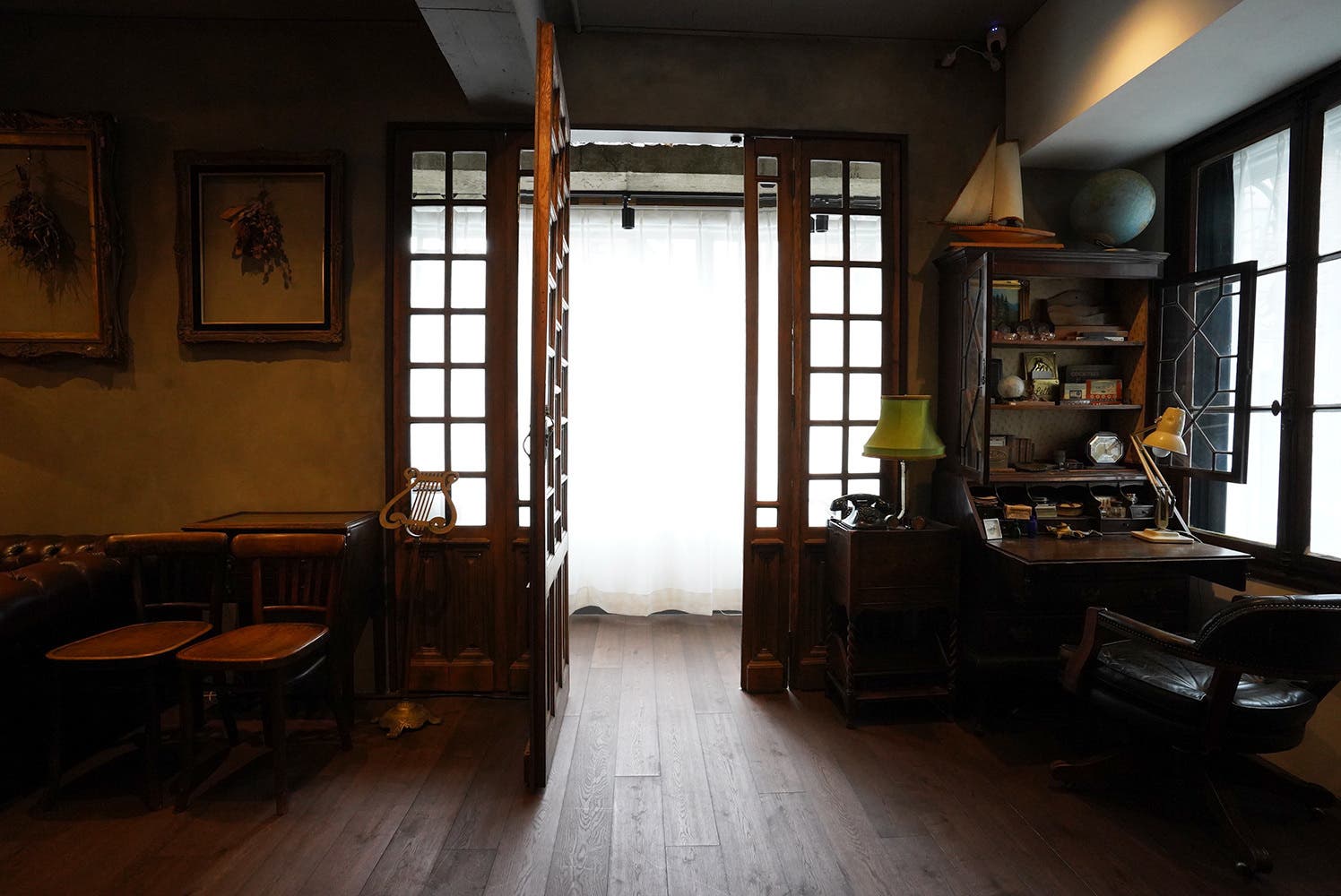 神谷町駅徒歩1分｜英国書斎・白壁・廃墟風グレー壁｜大量の洋書・本棚・家具・雑貨が豊富に揃うアンティーク撮影スタジオ｜自然光◎の写真16