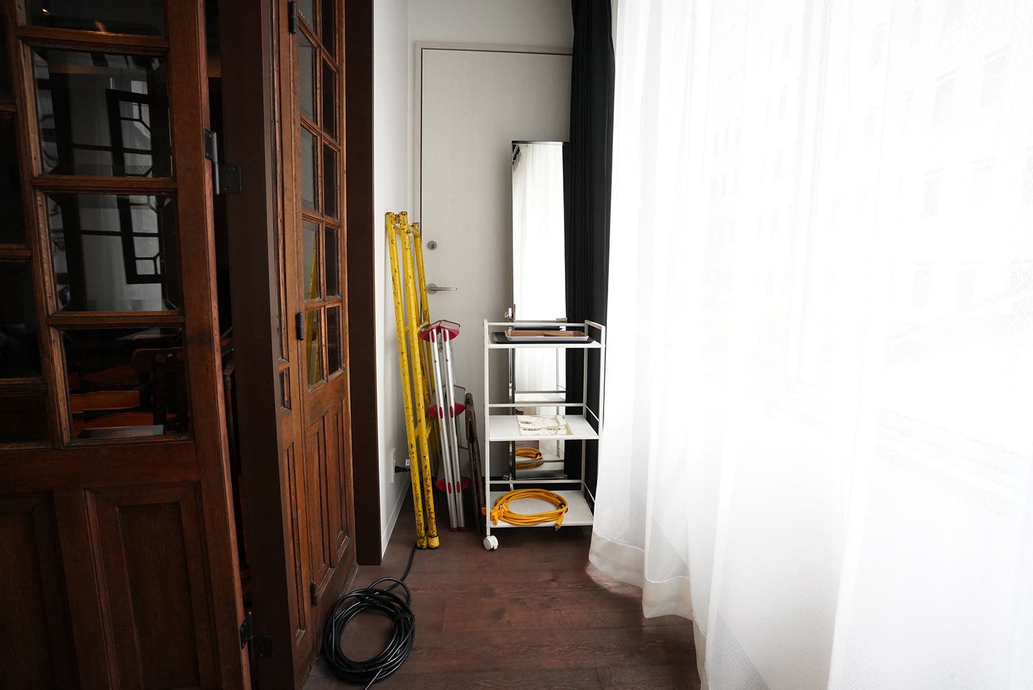 神谷町駅徒歩1分｜英国書斎・白壁・廃墟風グレー壁｜大量の洋書・本棚・家具・雑貨が豊富に揃うアンティーク撮影スタジオ｜自然光◎の写真17