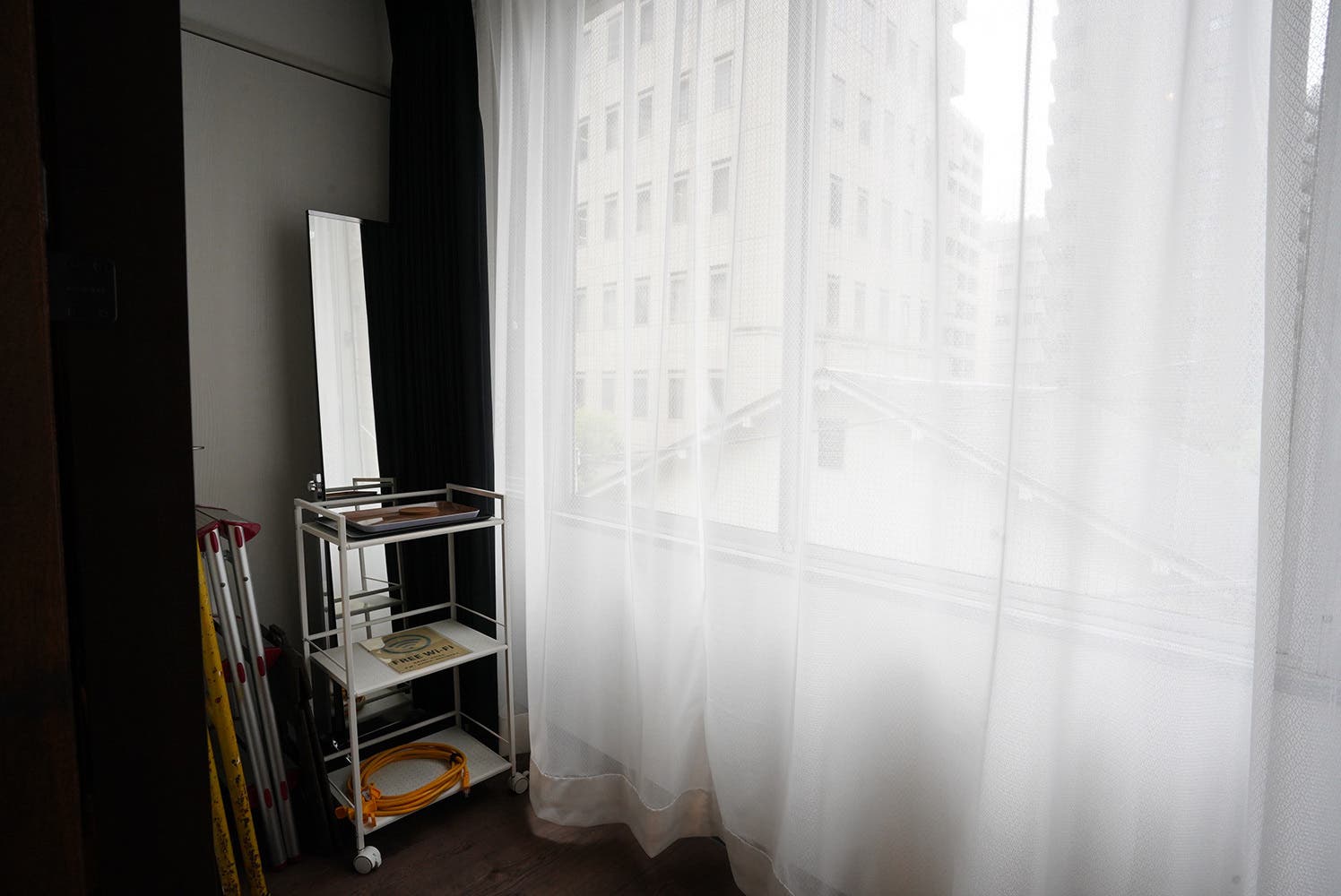 神谷町駅徒歩1分｜英国書斎・白壁・廃墟風グレー壁｜大量の洋書・本棚・家具・雑貨が豊富に揃うアンティーク撮影スタジオ｜自然光◎の写真18