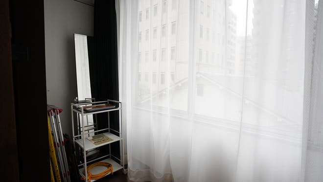 神谷町駅徒歩1分|英国書斎・白壁・廃墟風グレー壁|大量の洋書・本棚・家具・雑貨が豊富に揃うアンティーク撮影スタジオ|自然光◎の写真18