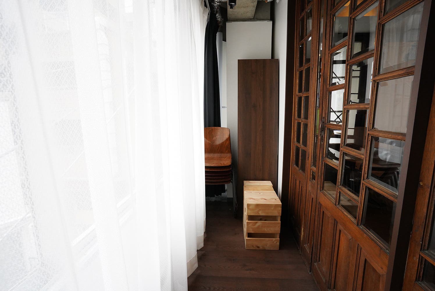 神谷町駅徒歩1分｜英国書斎・白壁・廃墟風グレー壁｜大量の洋書・本棚・家具・雑貨が豊富に揃うアンティーク撮影スタジオ｜自然光◎の写真19