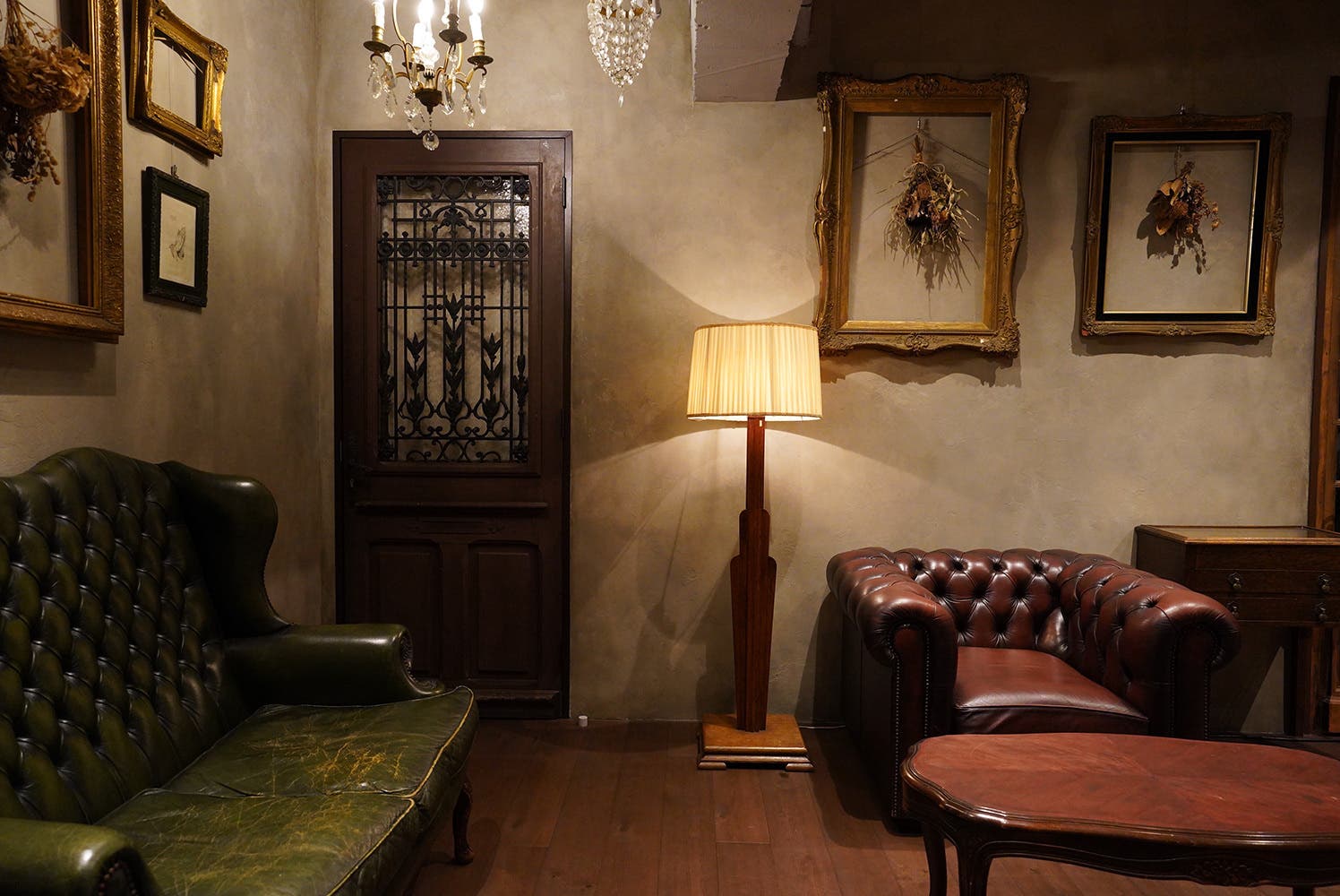 神谷町駅徒歩1分｜英国書斎・白壁・廃墟風グレー壁｜大量の洋書・本棚・家具・雑貨が豊富に揃うアンティーク撮影スタジオ｜自然光◎の写真21