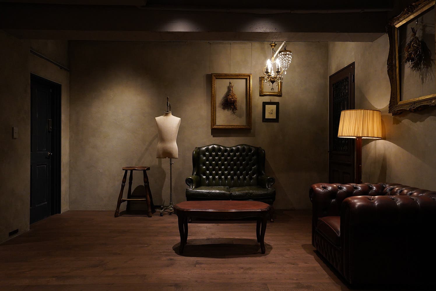 神谷町駅徒歩1分｜英国書斎・白壁・廃墟風グレー壁｜大量の洋書・本棚・家具・雑貨が豊富に揃うアンティーク撮影スタジオ｜自然光◎の写真22