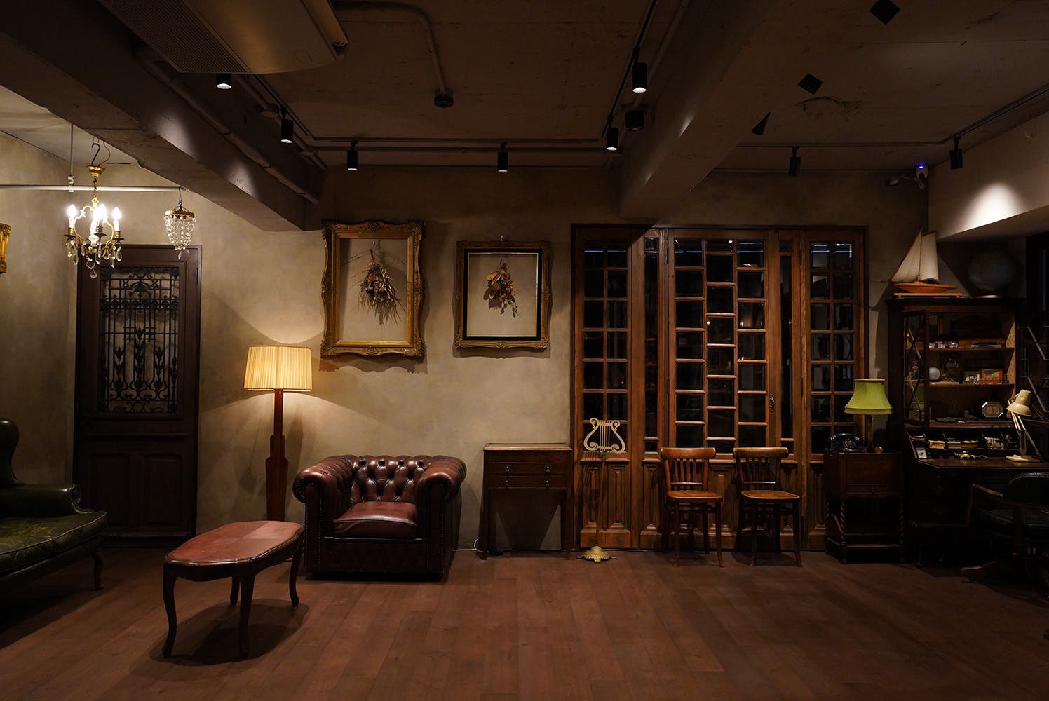 神谷町駅徒歩1分｜英国書斎・白壁・廃墟風グレー壁｜大量の洋書・本棚・家具・雑貨が豊富に揃うアンティーク撮影スタジオ｜自然光◎の写真23