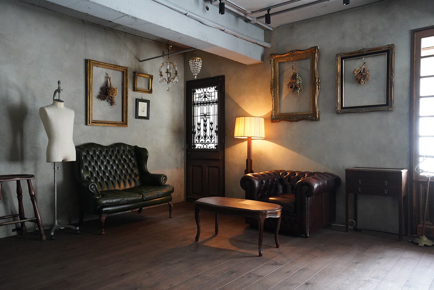 神谷町駅徒歩1分｜英国書斎・白壁・廃墟風グレー壁｜大量の洋書・本棚・家具・雑貨が豊富に揃うアンティーク撮影スタジオ｜自然光◎の写真25