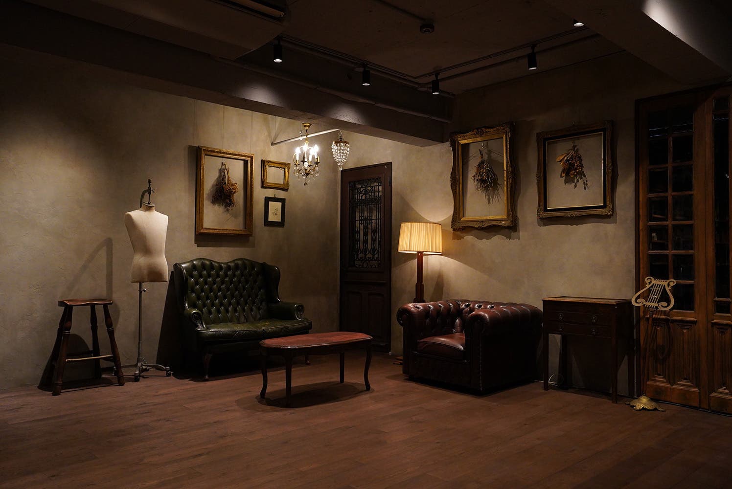 神谷町駅徒歩1分｜英国書斎・白壁・廃墟風グレー壁｜大量の洋書・本棚・家具・雑貨が豊富に揃うアンティーク撮影スタジオ｜自然光◎の写真20