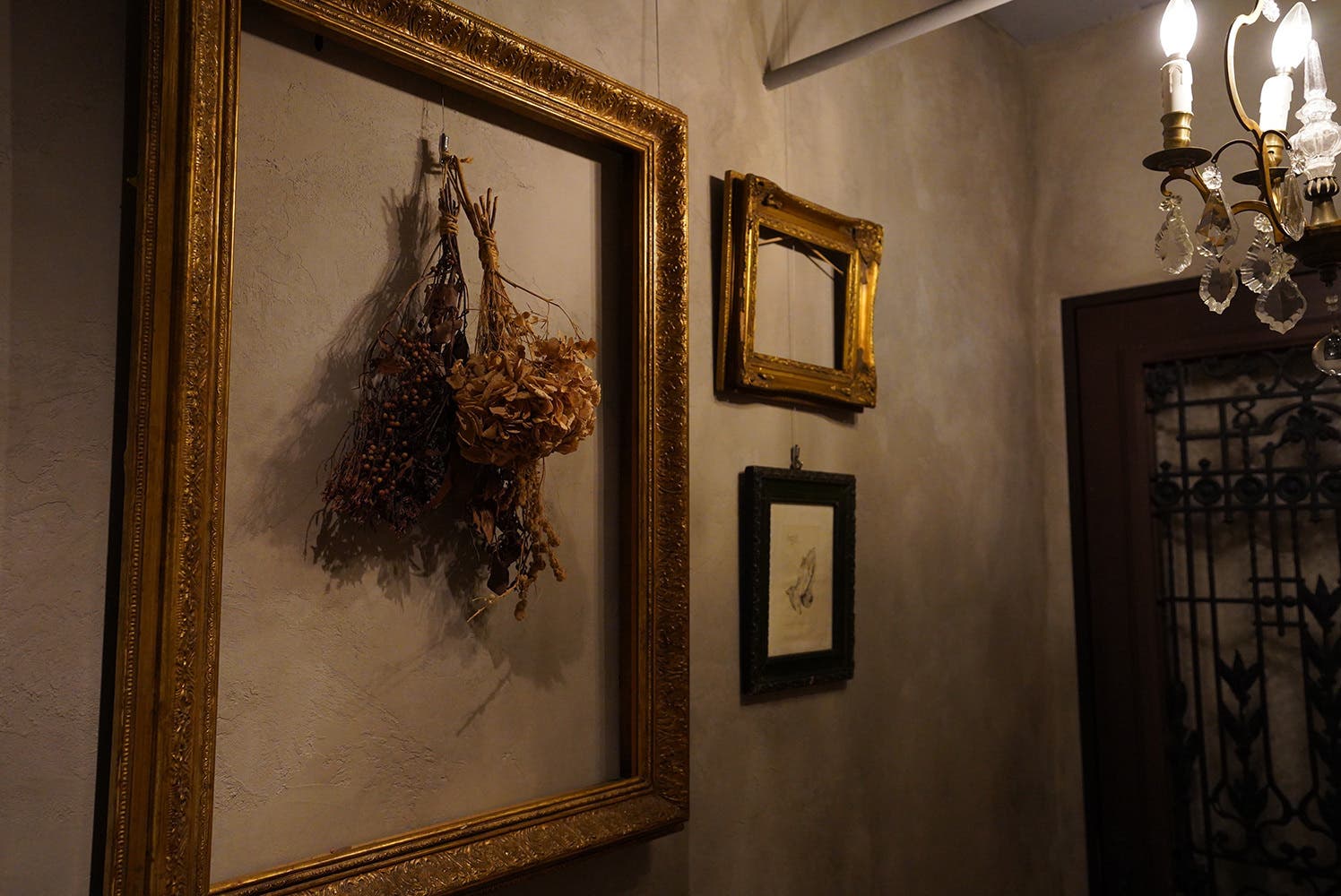 神谷町駅徒歩1分｜英国書斎・白壁・廃墟風グレー壁｜大量の洋書・本棚・家具・雑貨が豊富に揃うアンティーク撮影スタジオ｜自然光◎の写真26