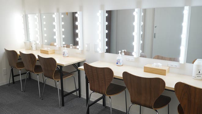 神谷町駅徒歩1分|英国書斎・白壁・廃墟風グレー壁|大量の洋書・本棚・家具・雑貨が豊富に揃うアンティーク撮影スタジオ|自然光◎の写真28