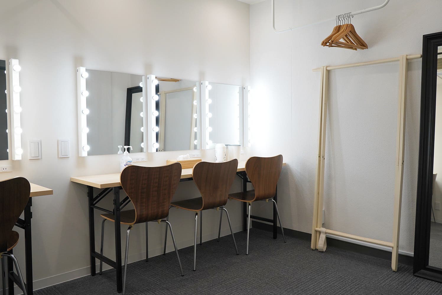 神谷町駅徒歩1分｜英国書斎・白壁・廃墟風グレー壁｜大量の洋書・本棚・家具・雑貨が豊富に揃うアンティーク撮影スタジオ｜自然光◎の写真30