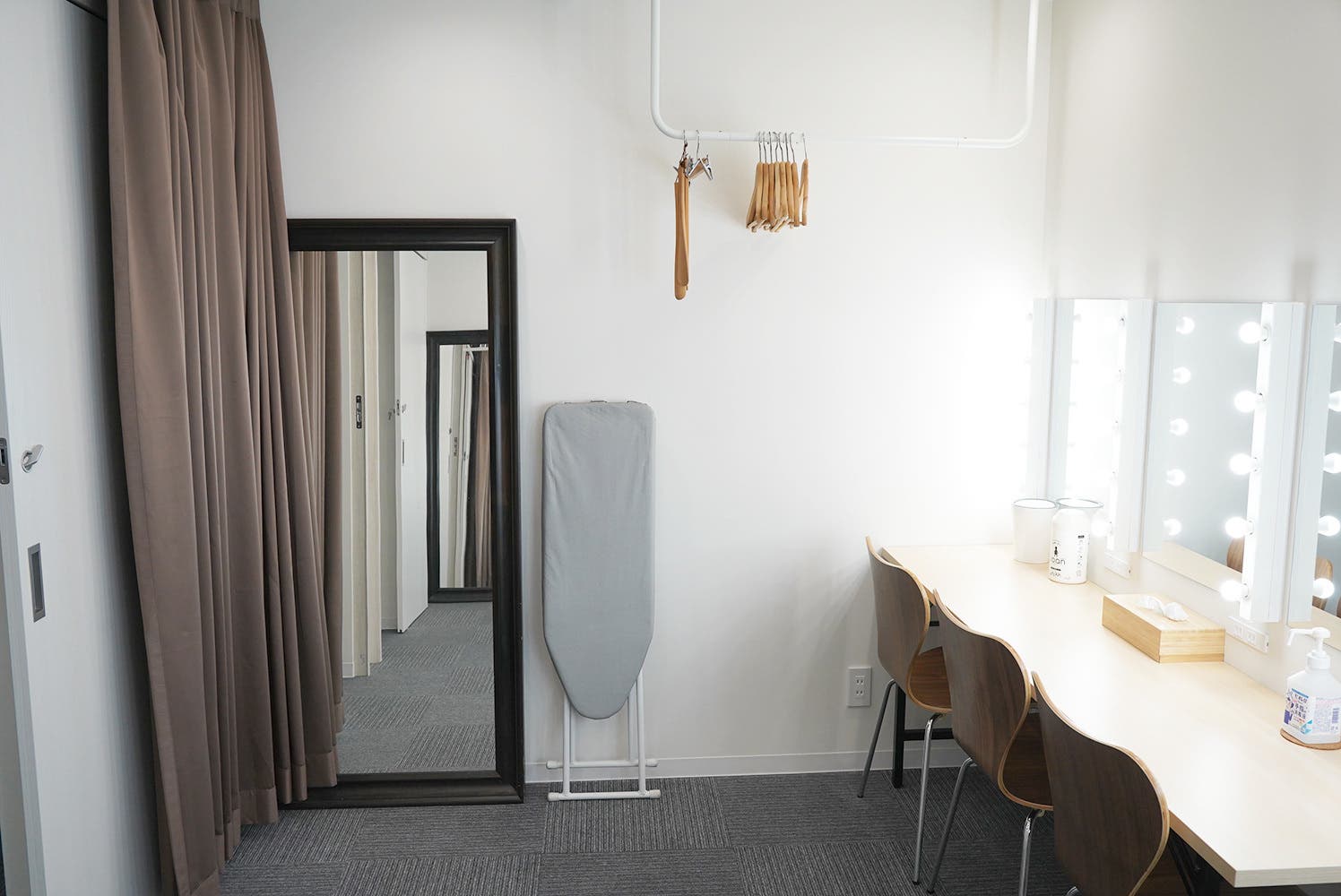 神谷町駅徒歩1分｜英国書斎・白壁・廃墟風グレー壁｜大量の洋書・本棚・家具・雑貨が豊富に揃うアンティーク撮影スタジオ｜自然光◎の写真31