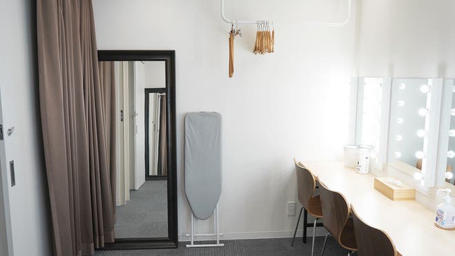 神谷町駅徒歩1分|英国書斎・白壁・廃墟風グレー壁|大量の洋書・本棚・家具・雑貨が豊富に揃うアンティーク撮影スタジオ|自然光◎の写真31