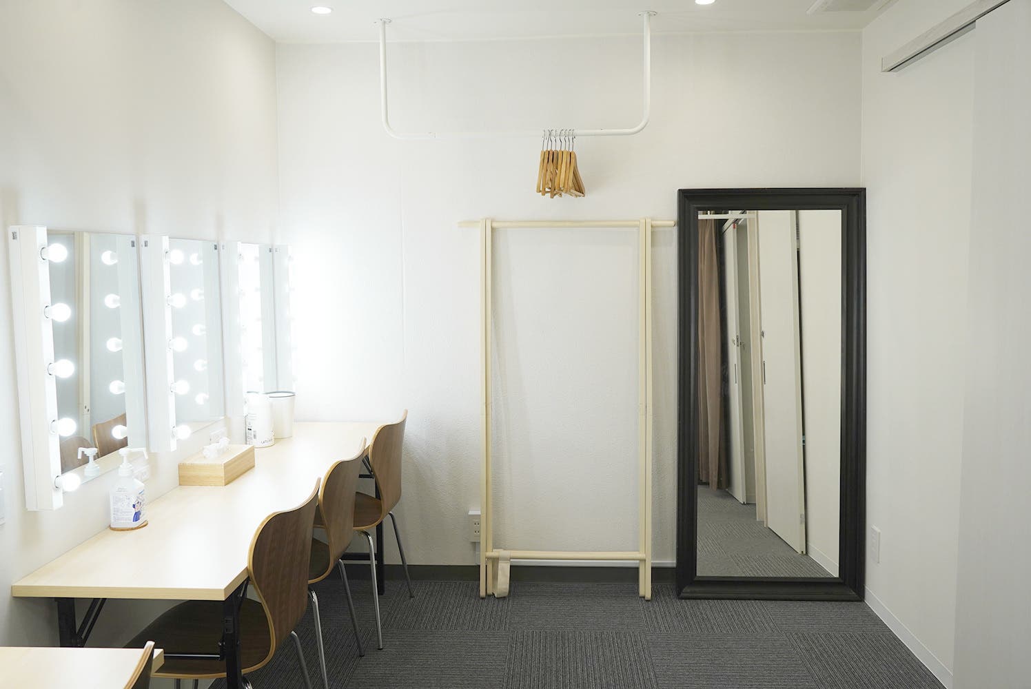 神谷町駅徒歩1分｜英国書斎・白壁・廃墟風グレー壁｜大量の洋書・本棚・家具・雑貨が豊富に揃うアンティーク撮影スタジオ｜自然光◎の写真32