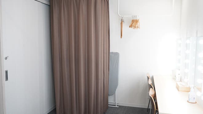 神谷町駅徒歩1分|英国書斎・白壁・廃墟風グレー壁|大量の洋書・本棚・家具・雑貨が豊富に揃うアンティーク撮影スタジオ|自然光◎の写真33