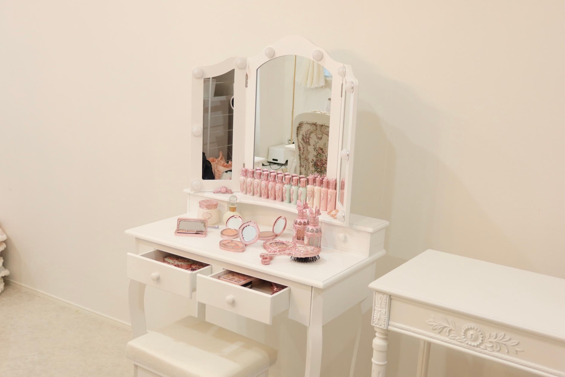 【OPEN特価🉐】新宿推し活🎀自然光 | 2面採光【生誕祭・ポートレート・撮影・配信】ひな壇/ドレッサー付き🪞の写真3