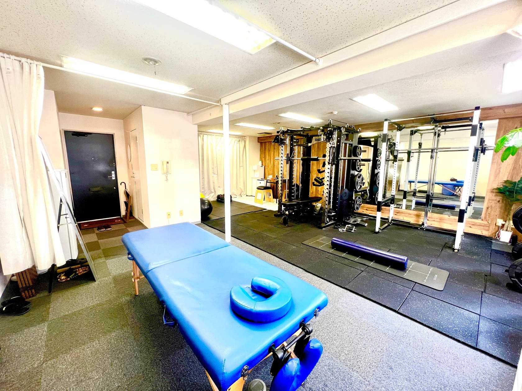 中崎町駅から徒歩5分の広いジムの写真1