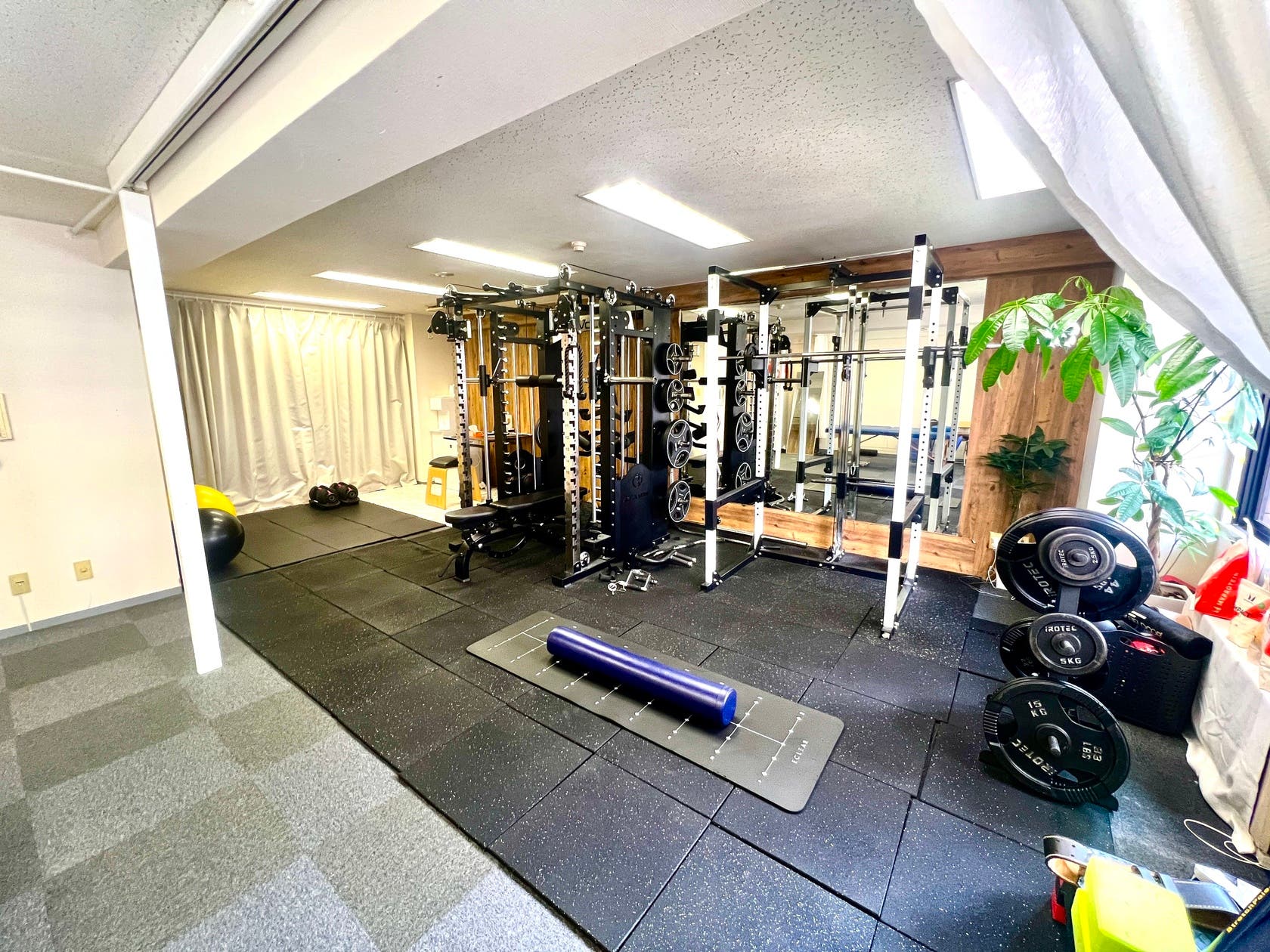 中崎町駅から徒歩5分の広いジムの写真2