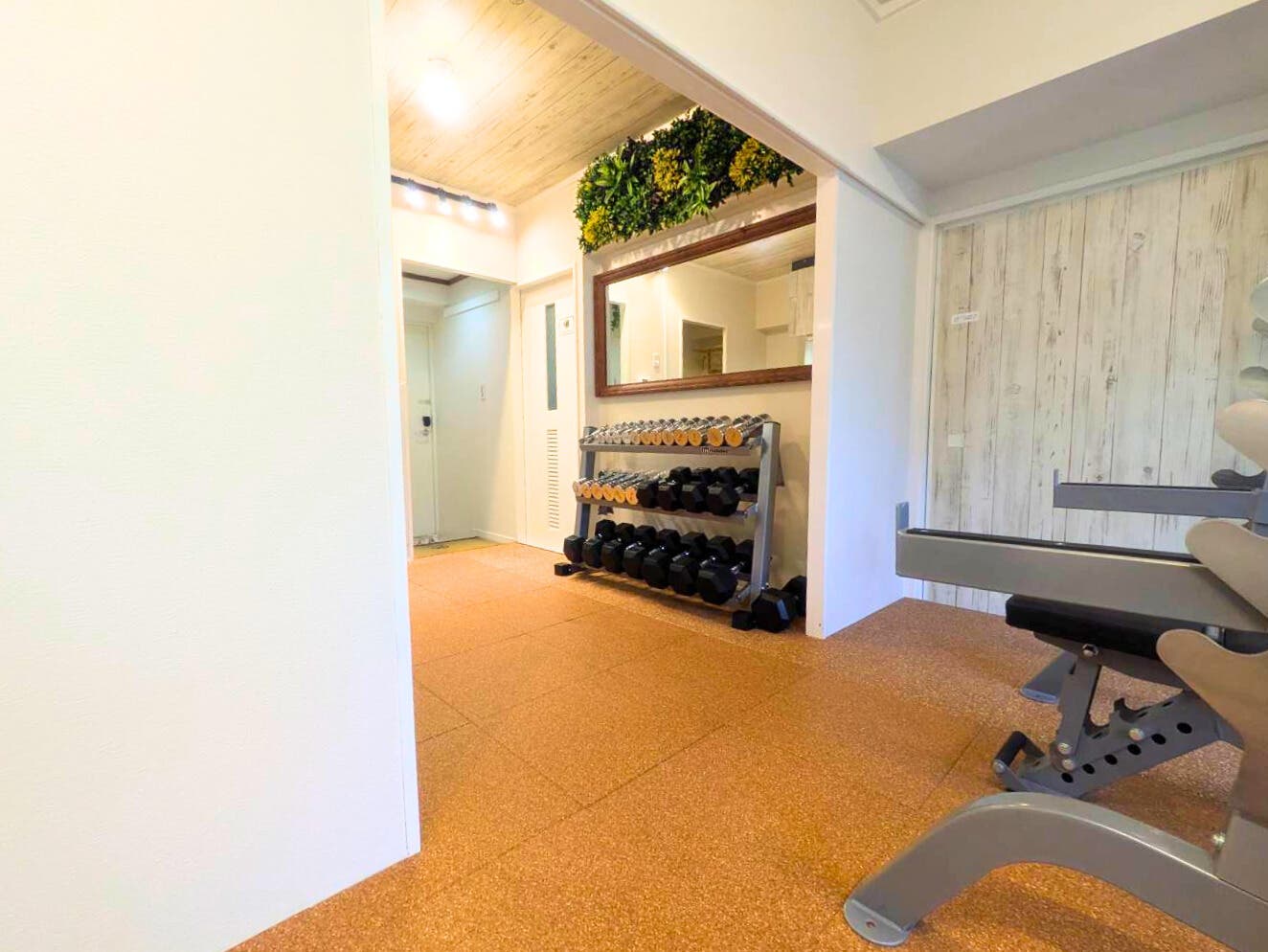 西海岸テイストの完全個室、スミスマシン、ケーブル、固定ダンベル1～30㎏、4名様までご利用可能！の写真14