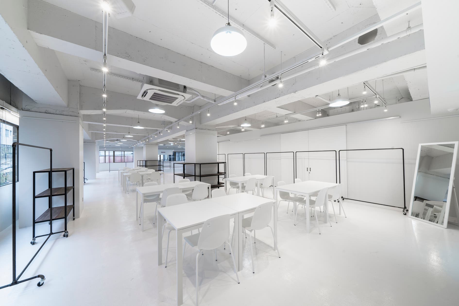 大阪・心斎橋，南船場にある展示会場。自然光あふれる，開放的な空間。の写真2