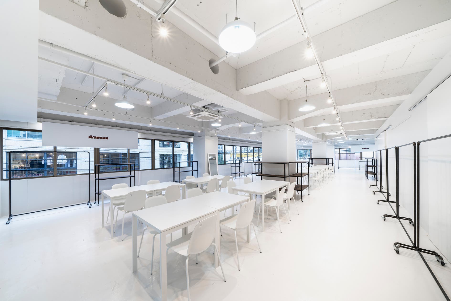 大阪・心斎橋，南船場にある展示会場。自然光あふれる，開放的な空間。の写真3