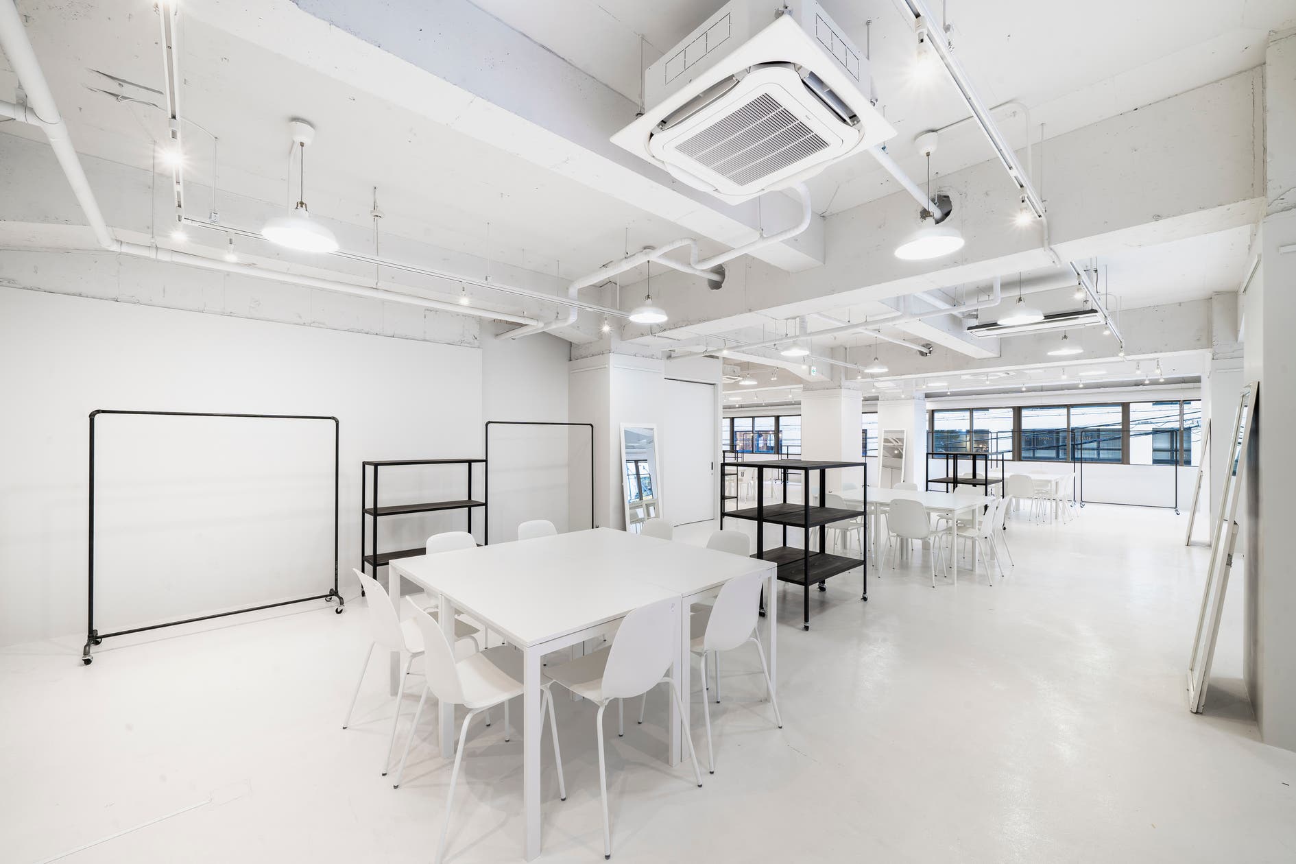 大阪・心斎橋，南船場にある展示会場。自然光あふれる，開放的な空間。の写真4