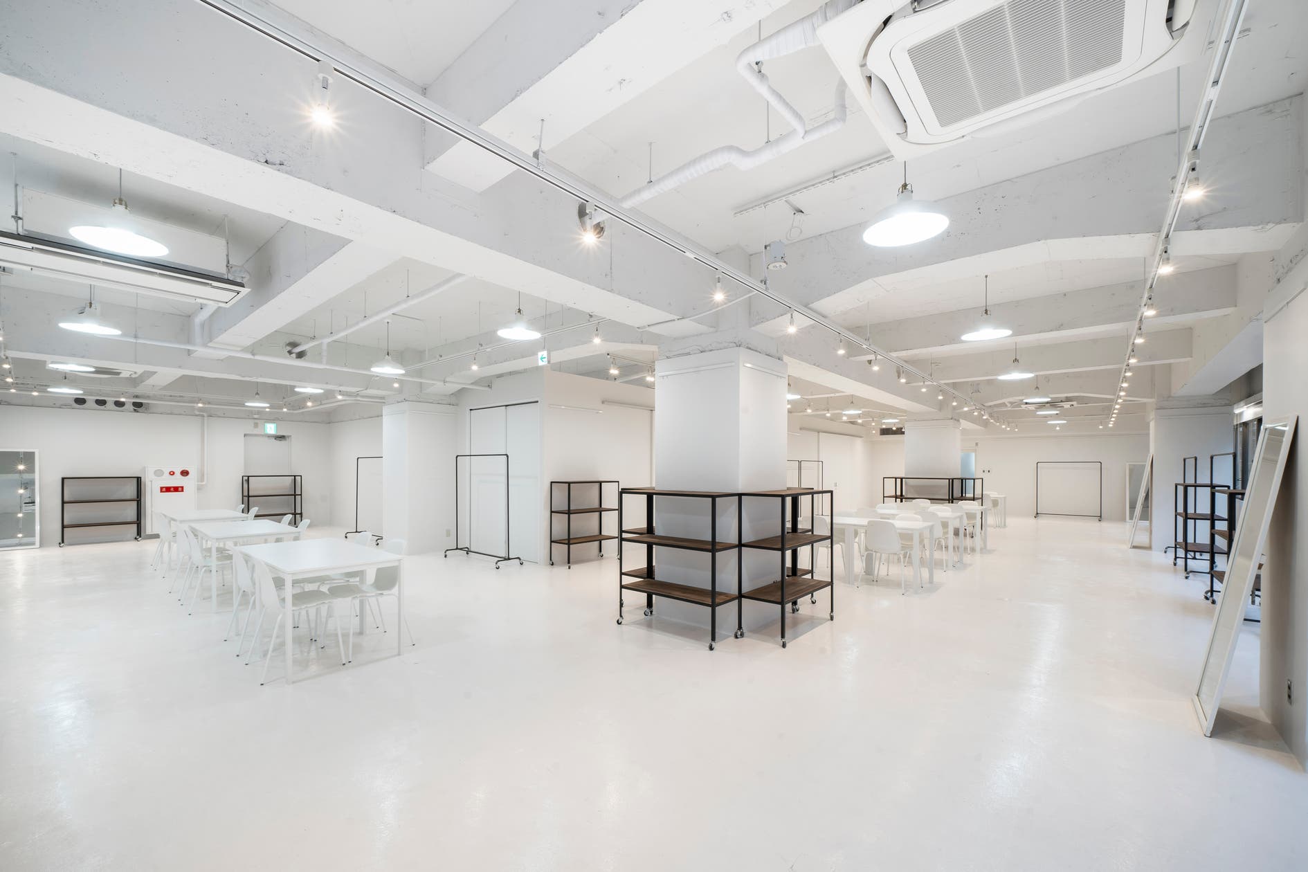 大阪・心斎橋，南船場にある展示会場。自然光あふれる，開放的な空間。の写真5