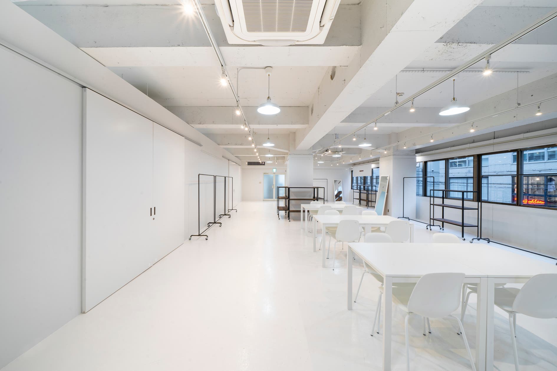 大阪・心斎橋，南船場にある展示会場。自然光あふれる，開放的な空間。の写真1