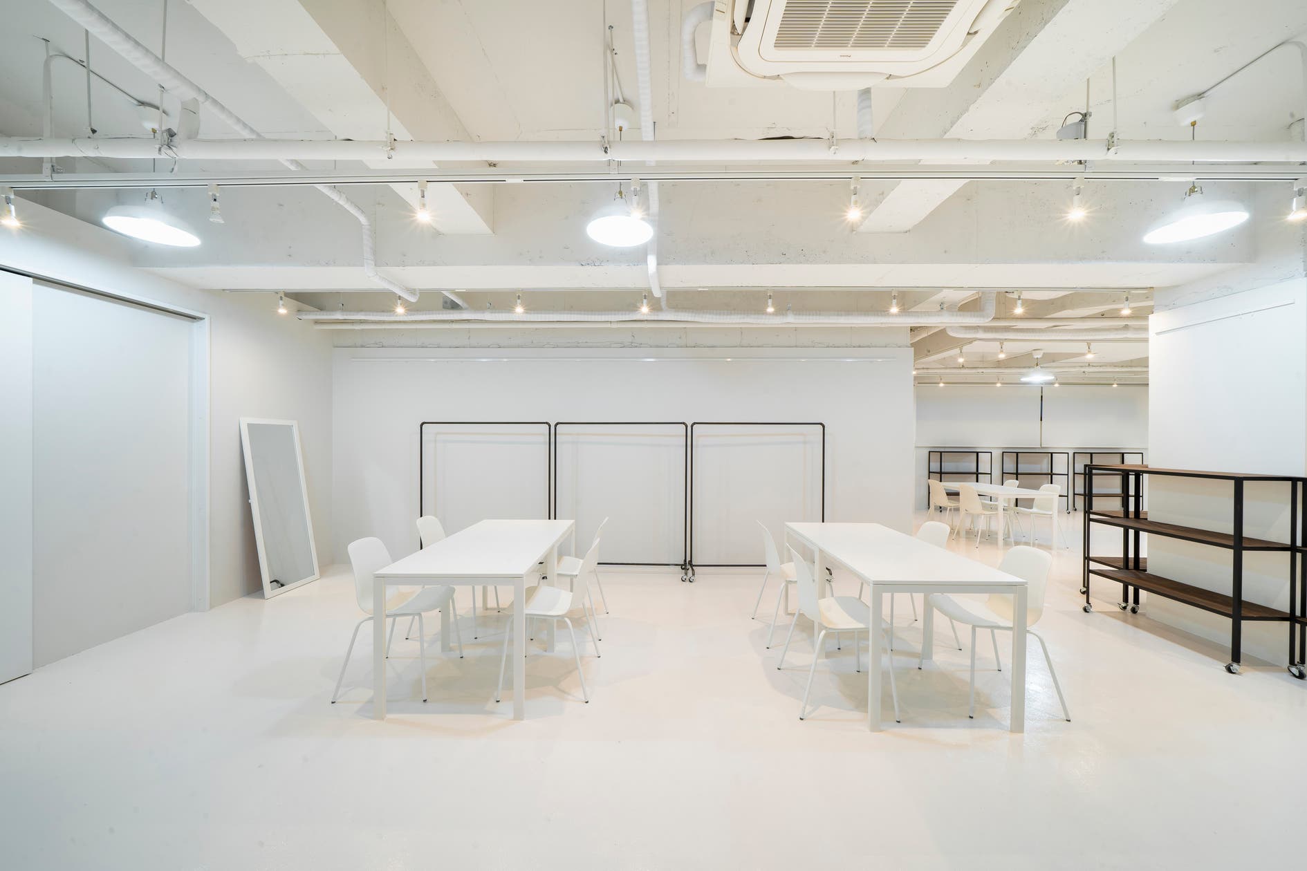 大阪・心斎橋、南船場にある展示会場。 飾らずに佇む、白を基調としたシンプルな空間。の写真1