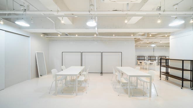 大阪・心斎橋、南船場にある展示会場。 飾らずに佇む、白を基調としたシンプルな空間。の写真1