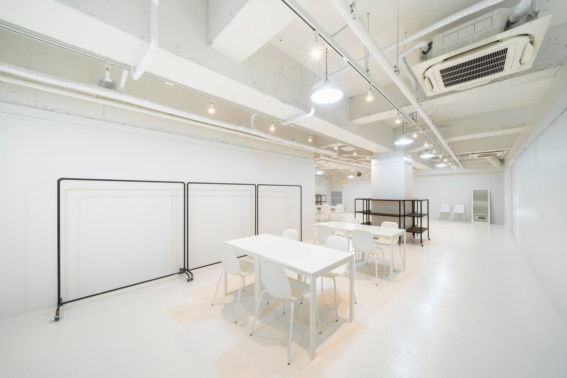 大阪・心斎橋、南船場にある展示会場。 飾らずに佇む、白を基調としたシンプルな空間。の写真3