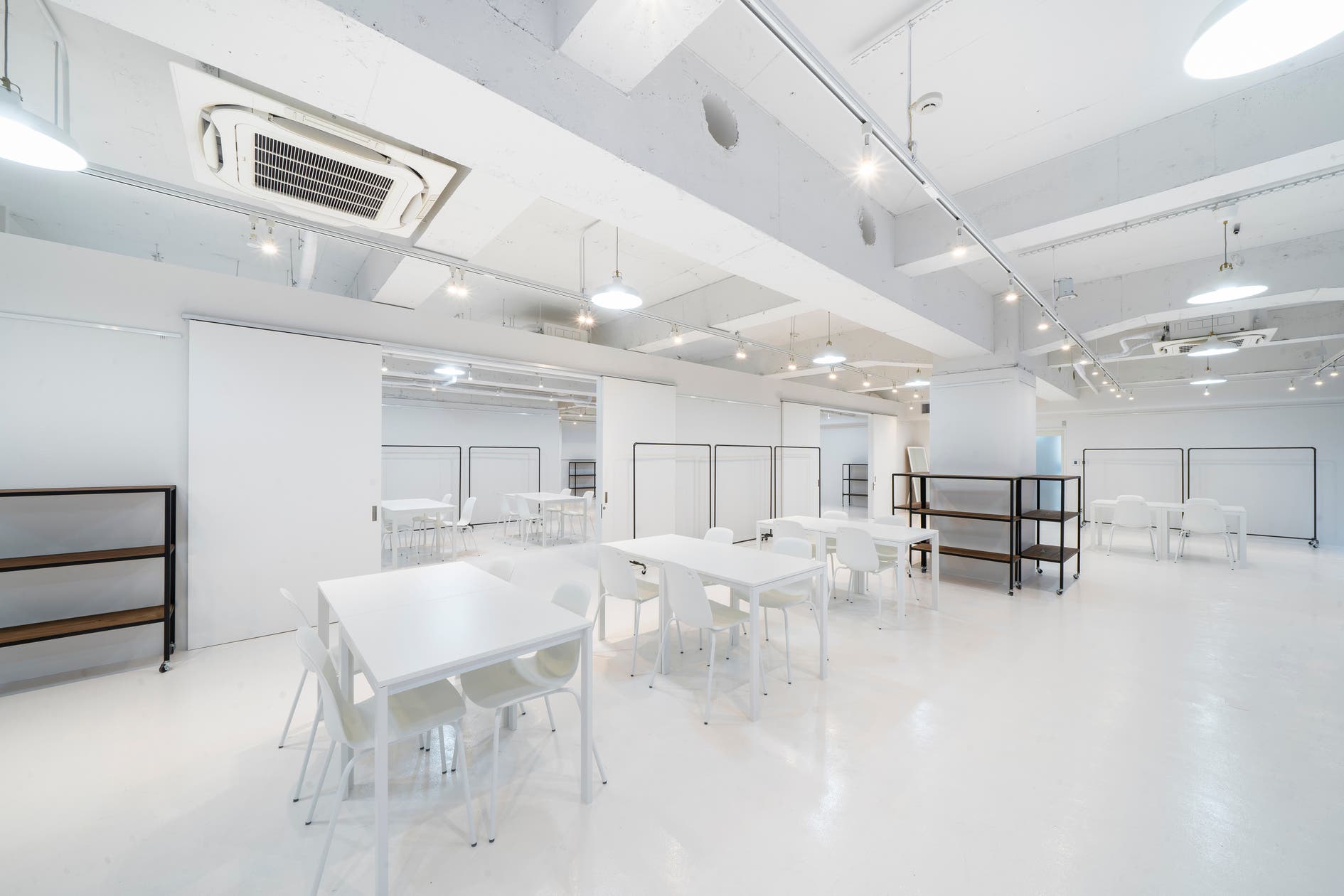 大阪・心斎橋，南船場にある展示会場。自然光あふれる，開放的な空間。の写真6