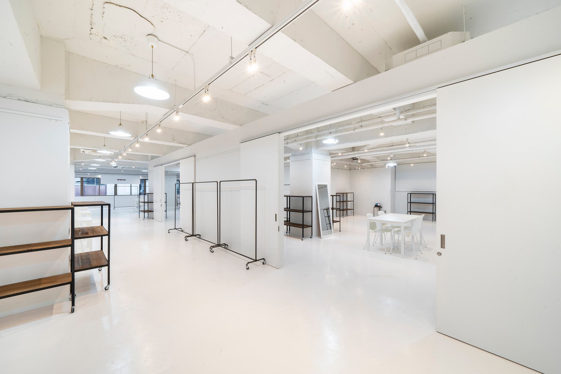 大阪・心斎橋，南船場にある展示会場。自然光あふれる，開放的な空間。の写真4