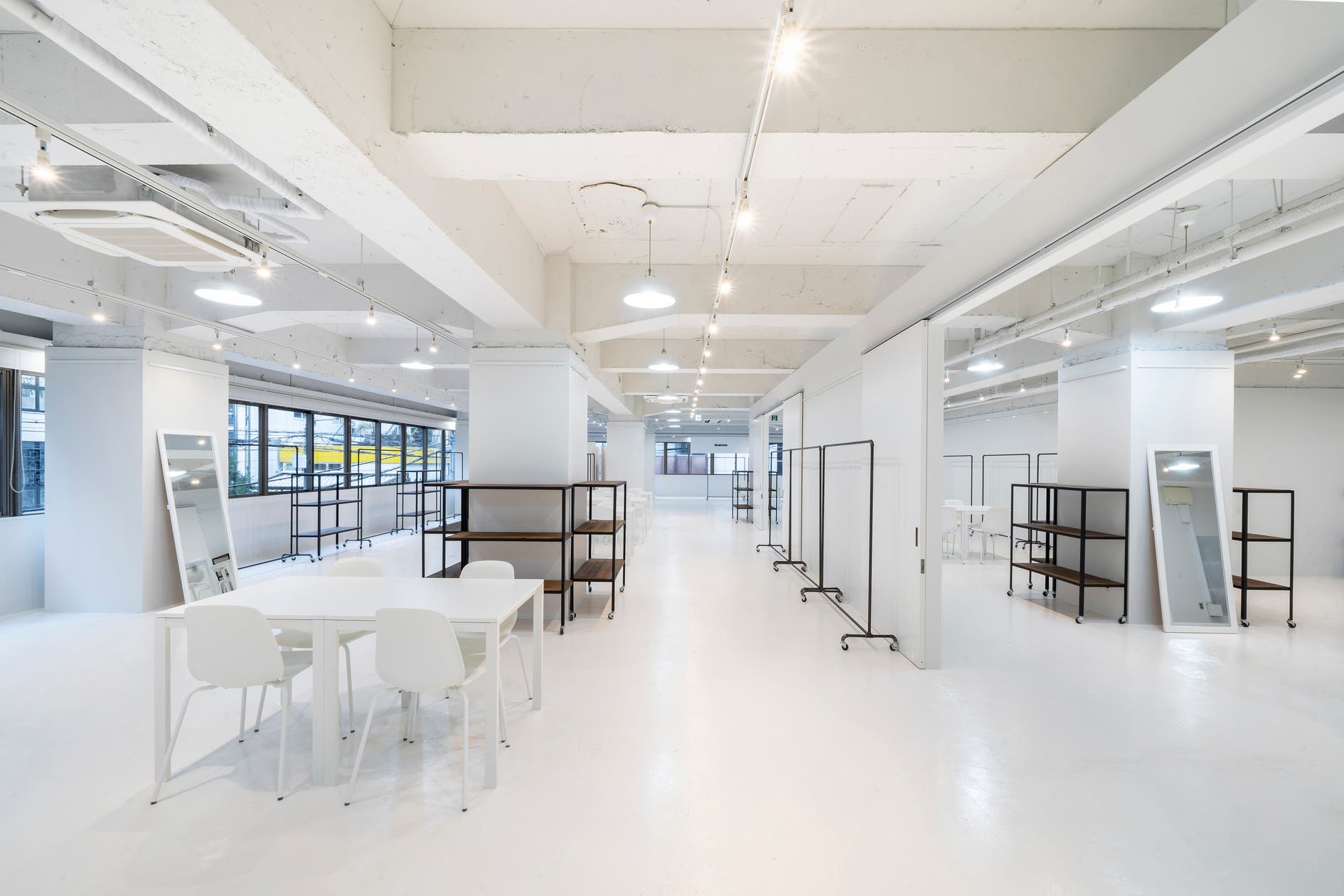 大阪・心斎橋，南船場にある展示会場。自然光あふれる，開放的な空間。の写真1