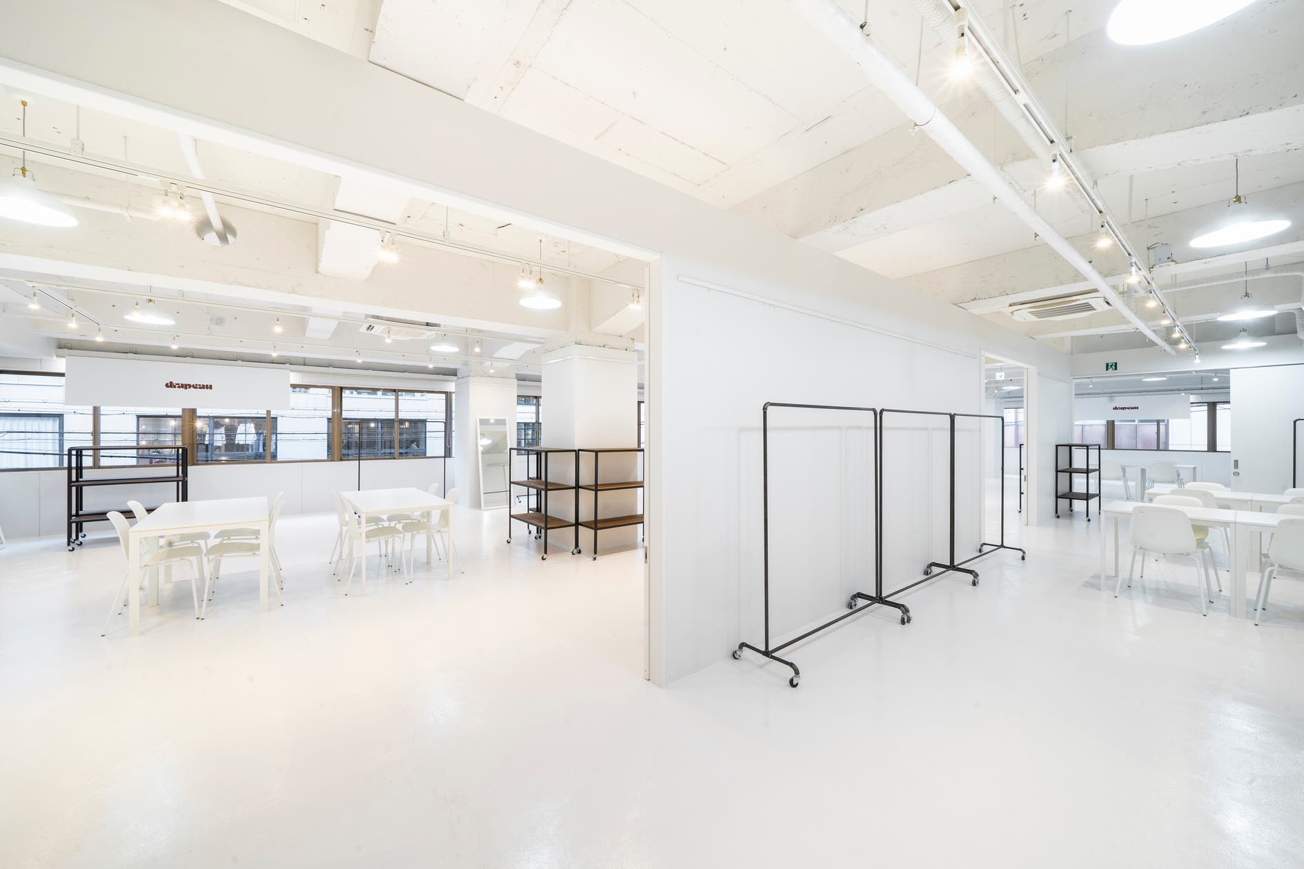 大阪・心斎橋，南船場にある展示会場。自然光あふれる，開放的な空間。の写真3