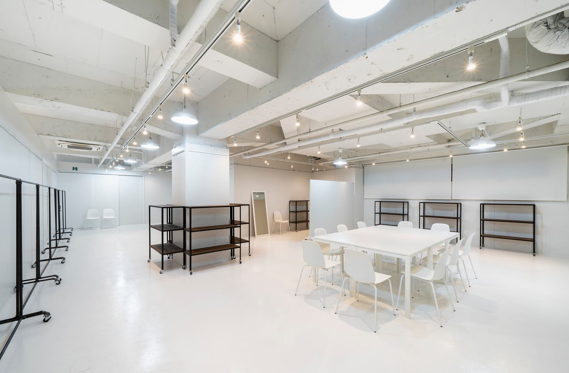 大阪・心斎橋，南船場にある展示会場。自然光あふれる，開放的な空間。の写真5