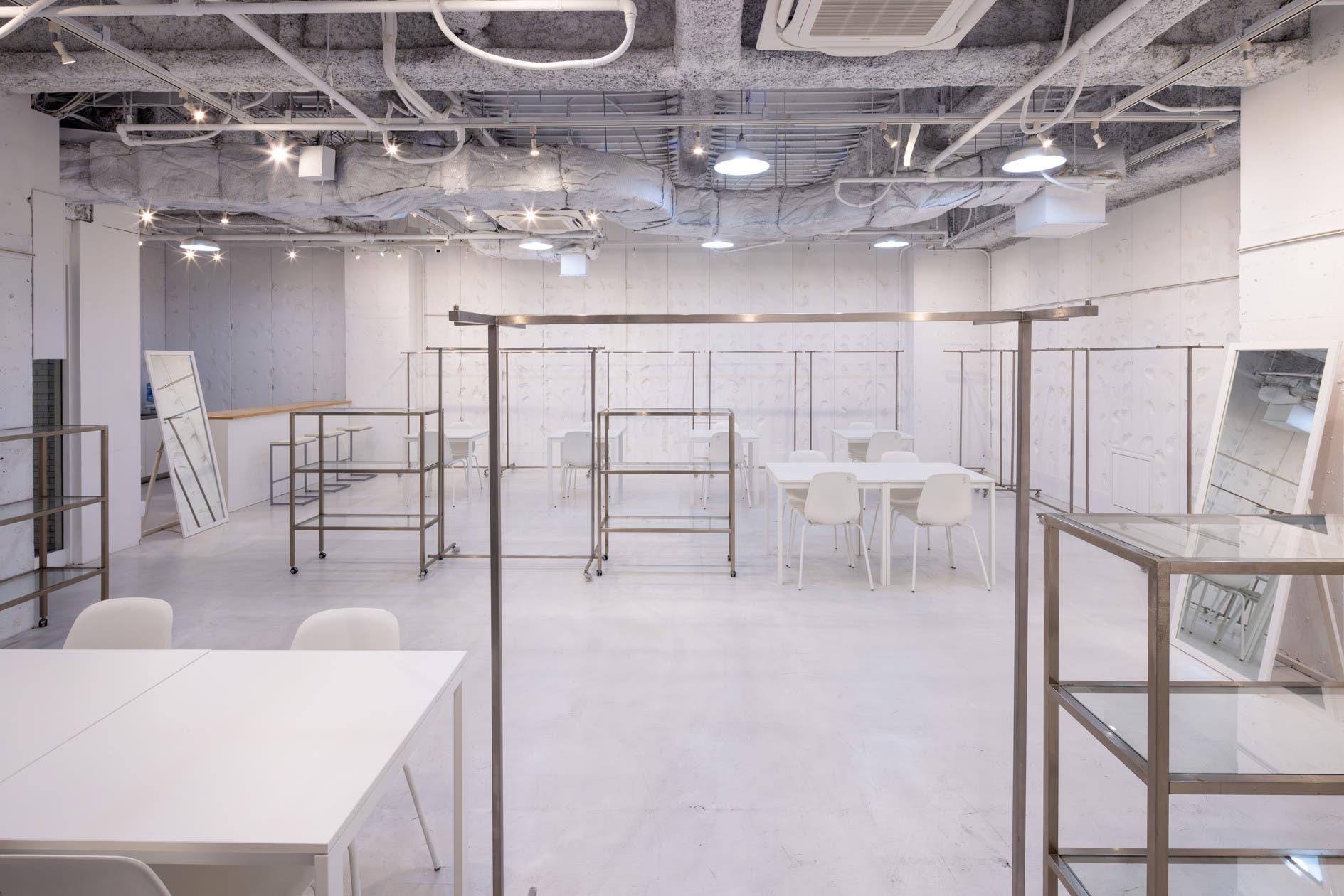 大阪・心斎橋、四ツ橋にある展示会場。 駅から直結，天候に左右されずに集客可能。の写真3