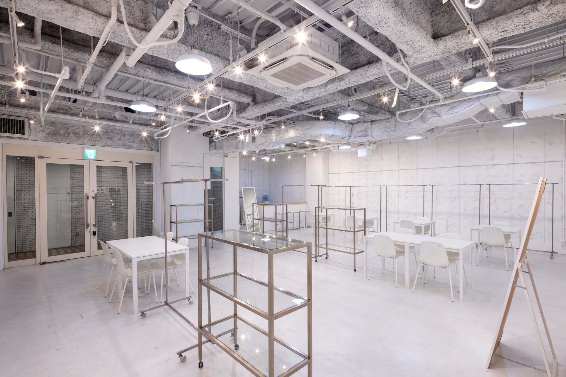 大阪・心斎橋、四ツ橋にある展示会場。 駅から直結，天候に左右されずに集客可能。の写真4