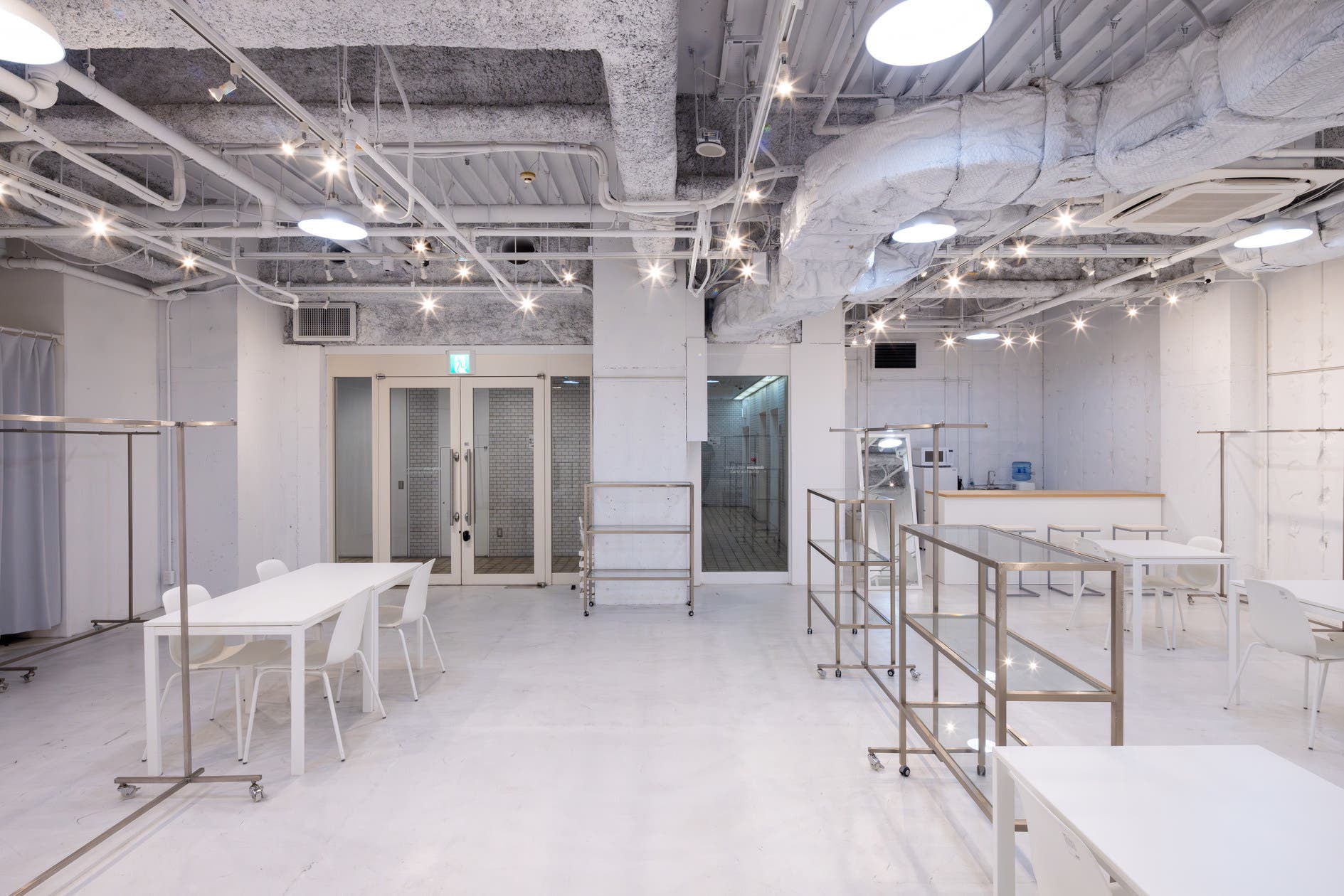 大阪・心斎橋、四ツ橋にある展示会場。 駅から直結，天候に左右されずに集客可能。の写真1