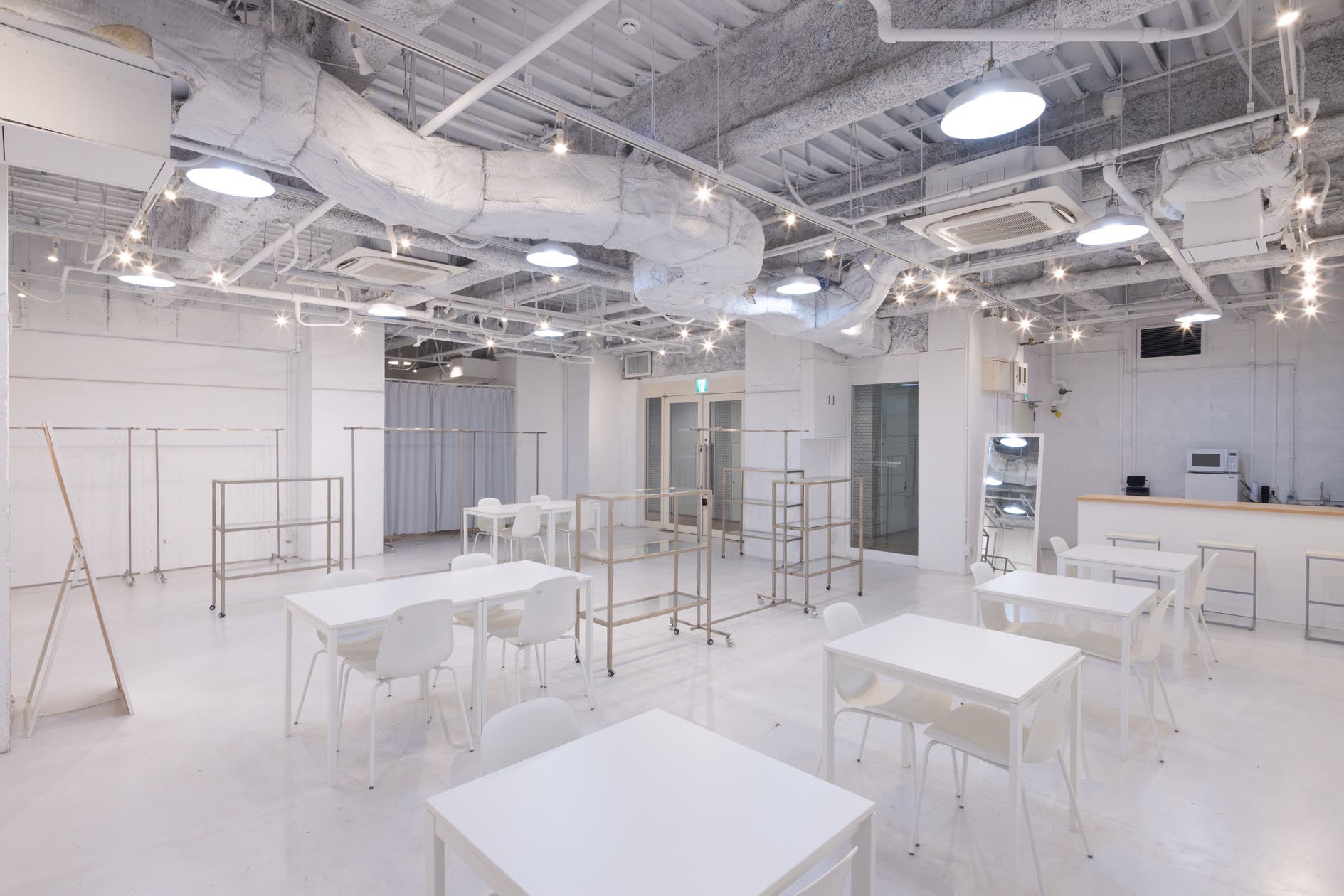 大阪・心斎橋、四ツ橋にある展示会場。 駅から直結，天候に左右されずに集客可能。の写真2