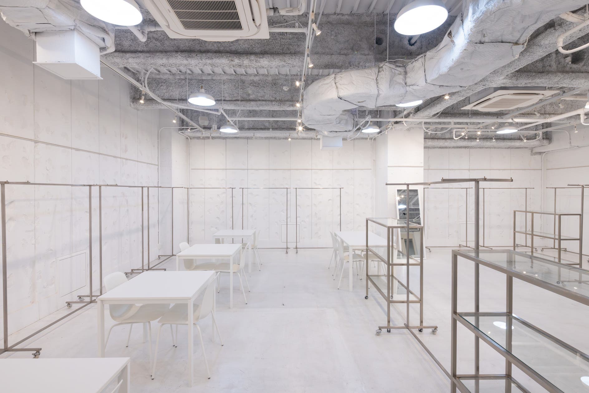 大阪・心斎橋、四ツ橋にある展示会場。 駅から直結，天候に左右されずに集客可能。の写真5