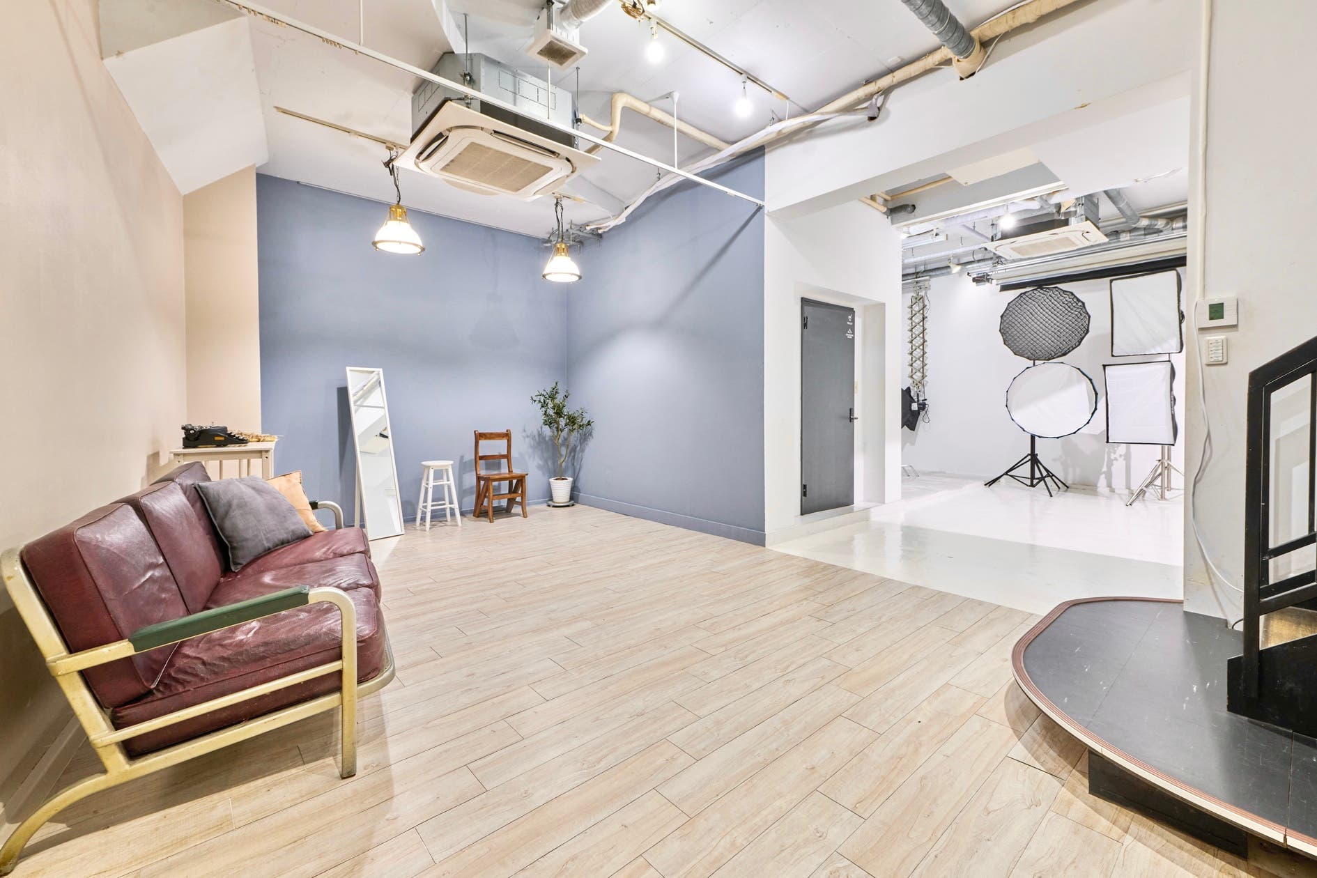 【代官山5分】90㎡天井高3.7ｍ｜プロ監修スタジオ｜自然光ライティング｜白ホリ｜グレー壁ベージュ壁他複数シーン｜機材無料貸出の写真1