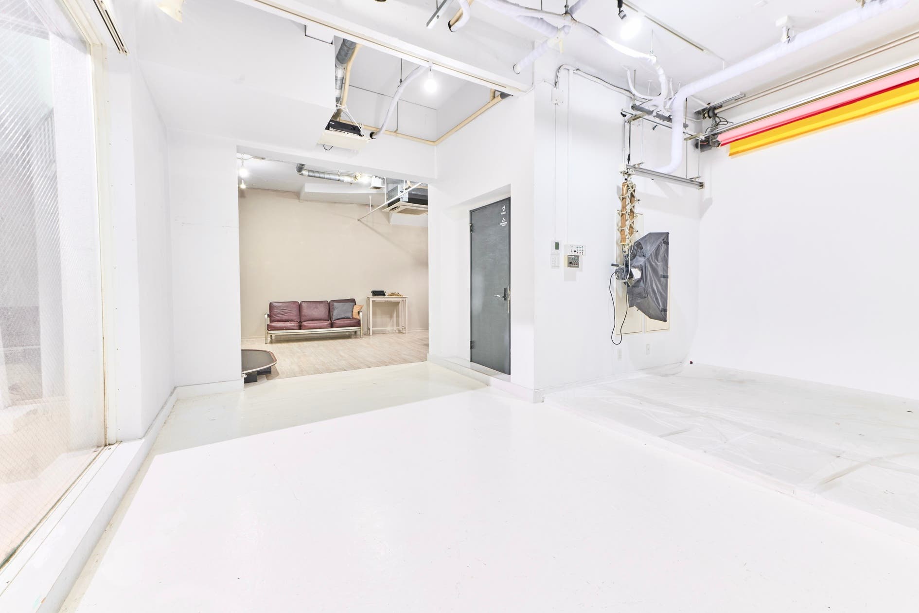 【代官山5分】90㎡天井高3.7ｍ｜プロ監修スタジオ｜自然光ライティング｜白ホリ｜グレー壁ベージュ壁他複数シーン｜機材無料貸出の写真2