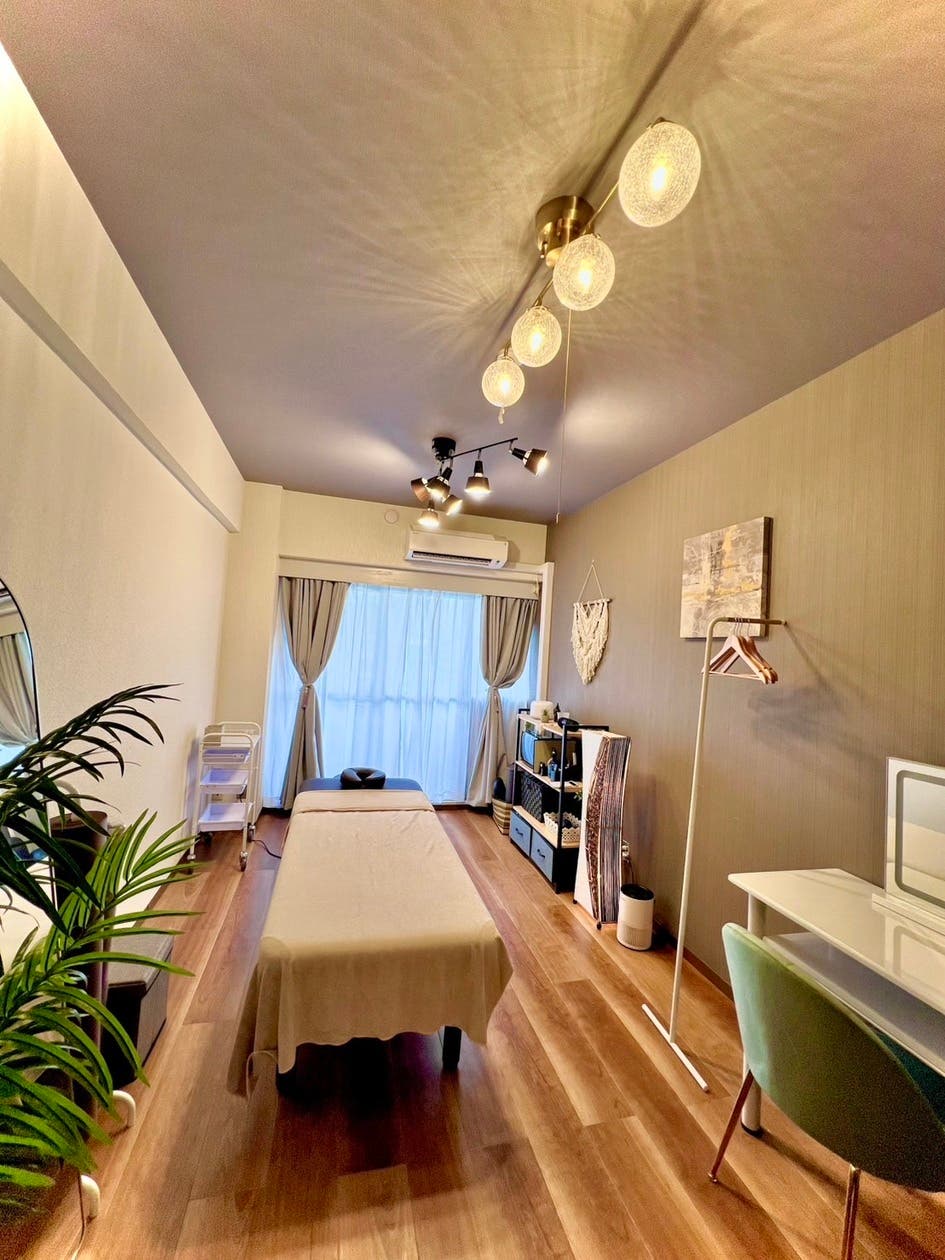 新規OPEN割引実施中✨新宿三丁目駅徒歩３分❗️電動フルフラットベッド完備✨️充実の新品備品とモダン北欧の大人癒し空間🪷🌿の写真1