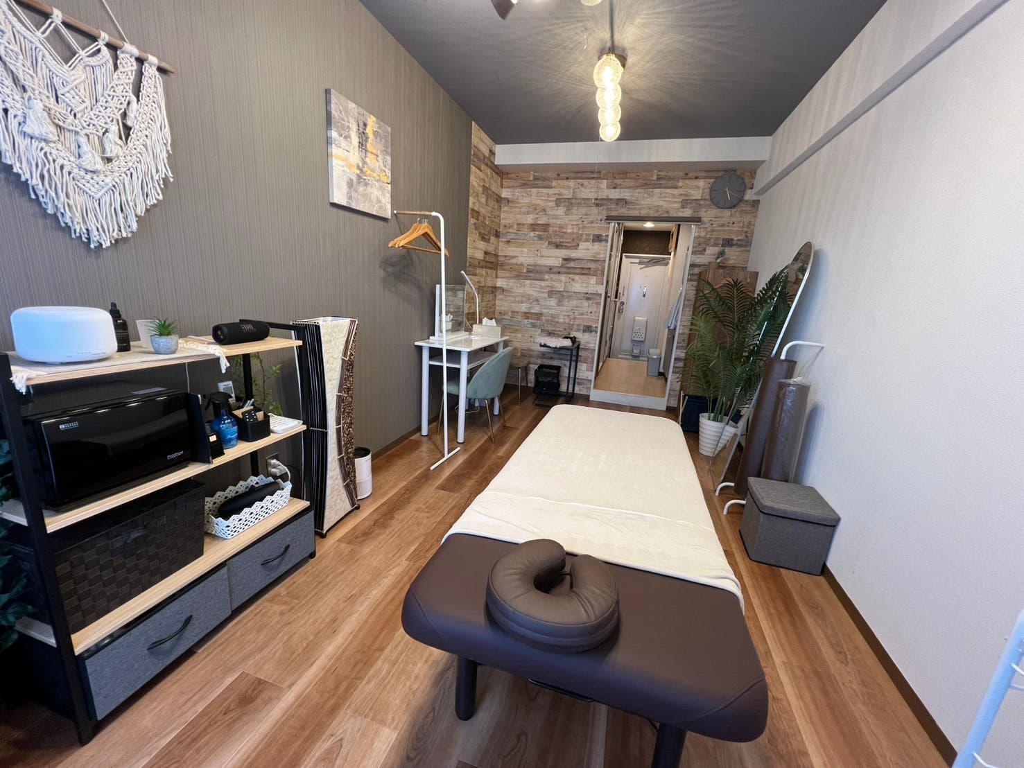 新規OPEN割引実施中✨新宿三丁目駅徒歩３分❗️電動フルフラットベッド完備✨️充実の新品備品とモダン北欧の大人癒し空間🪷🌿の写真4